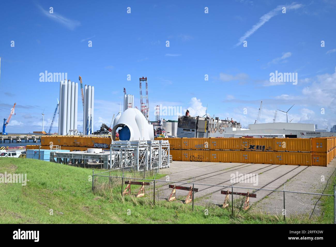 Damaged shipping containers hi-res stock photography and images - Alamy