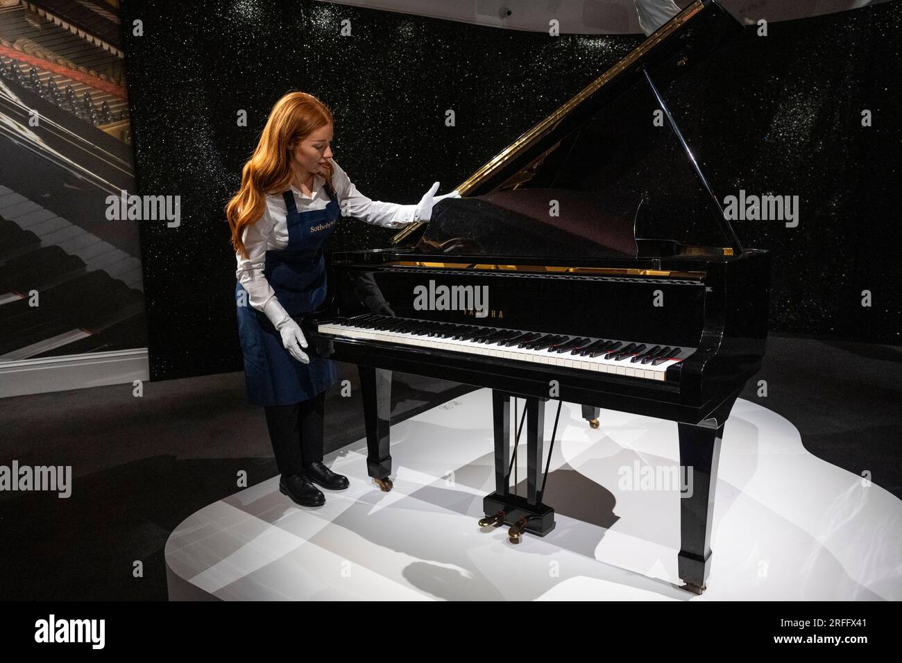 Baby queen singer hi-res stock photography and images - Alamy