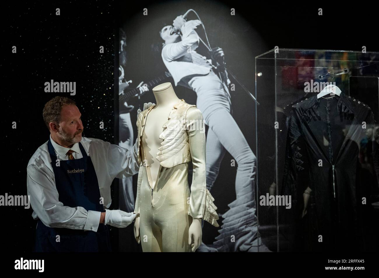 The 1975 lead singer hi-res stock photography and images - Alamy