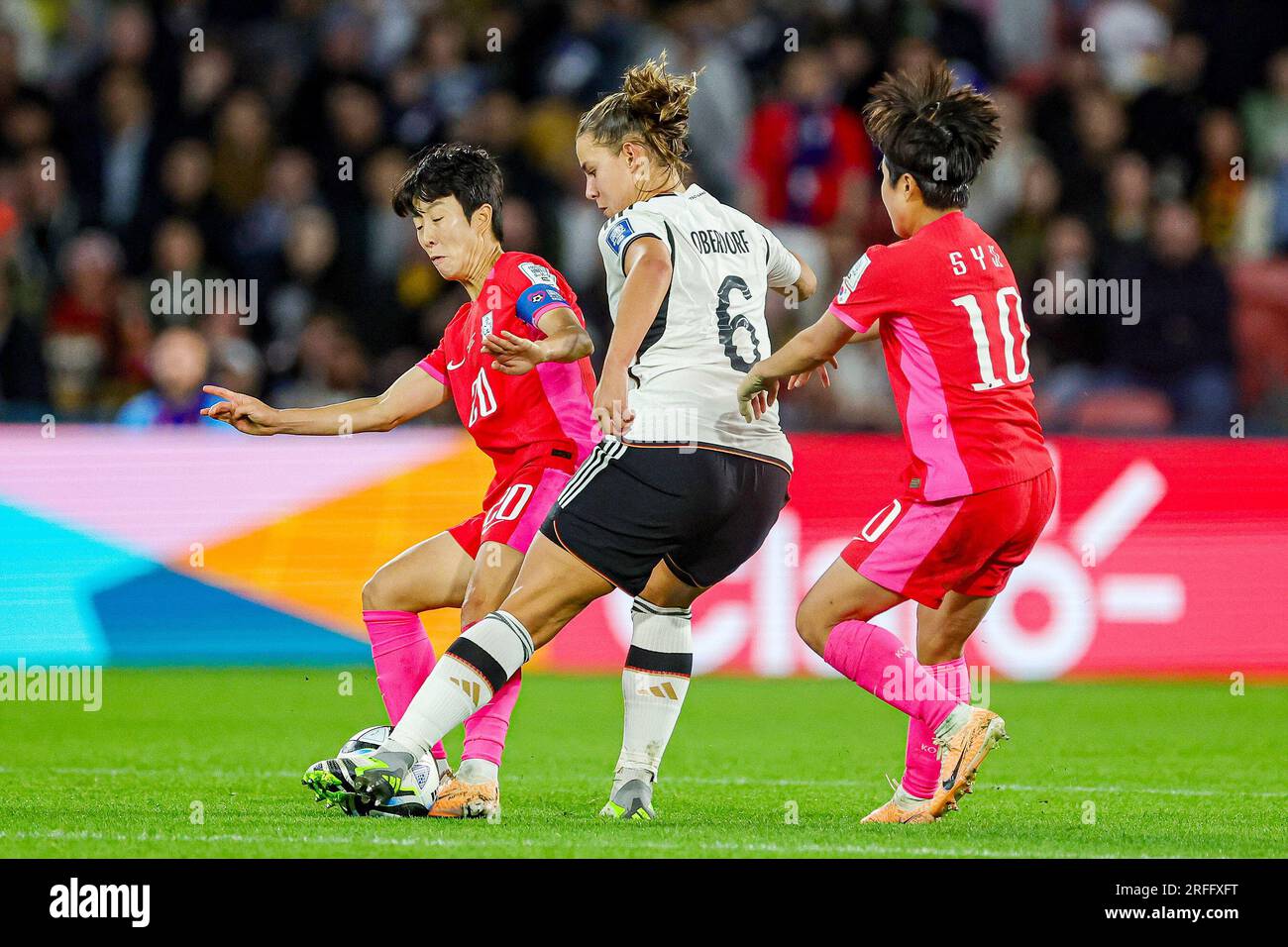 Kim Hye-ri (20) of Korea Republic and Lena Oberdorf (6) of Germany ...