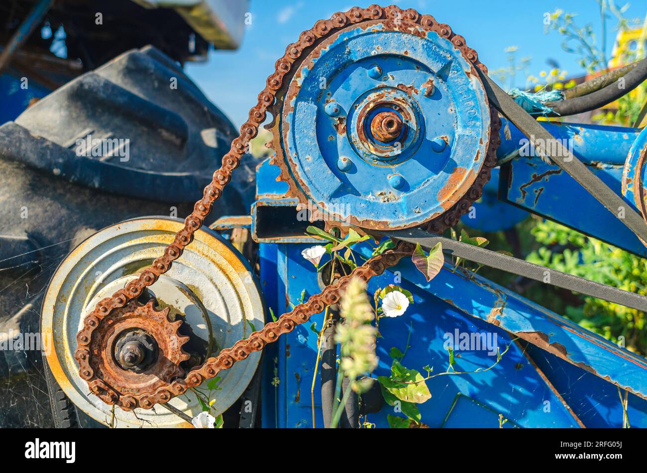 Rusty chain on gears of old mechanism, motor Stock Photo - Alamy