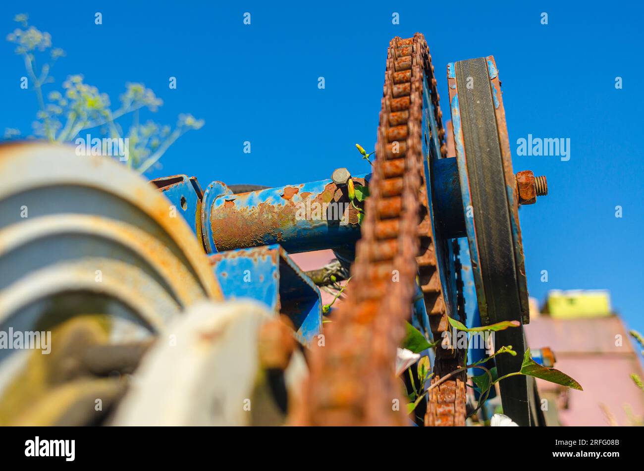 Rusty chain on gears of old mechanism, motor Stock Photo - Alamy