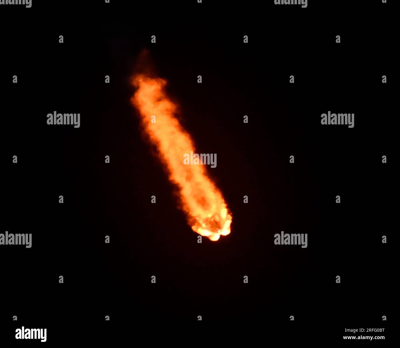 The exhaust plume of the SpaceX Falcon 9 rocket turns red at altitude ...