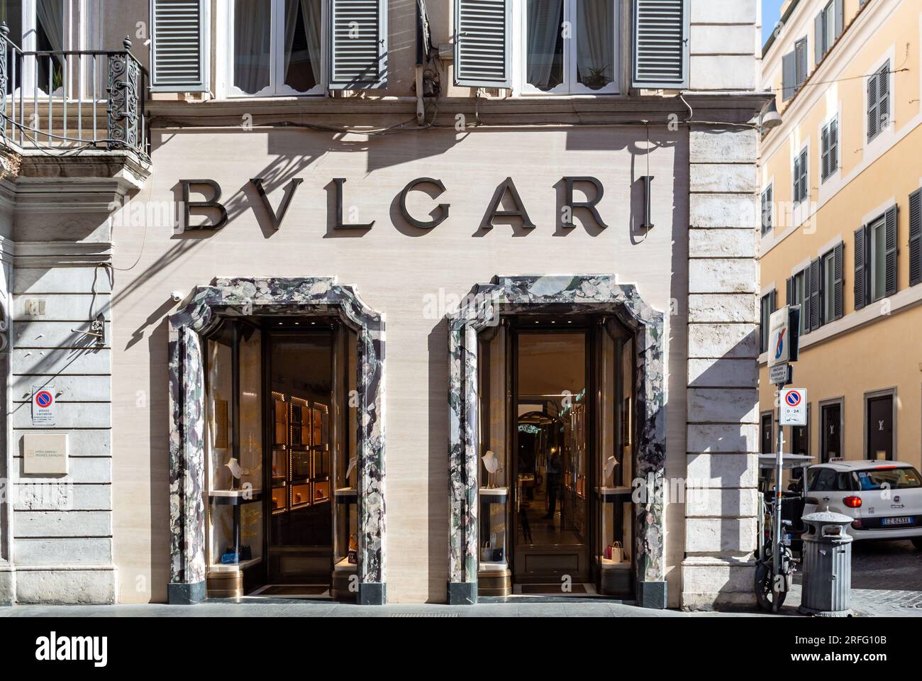 Bvlgari store window display hi-res stock photography and images - Alamy