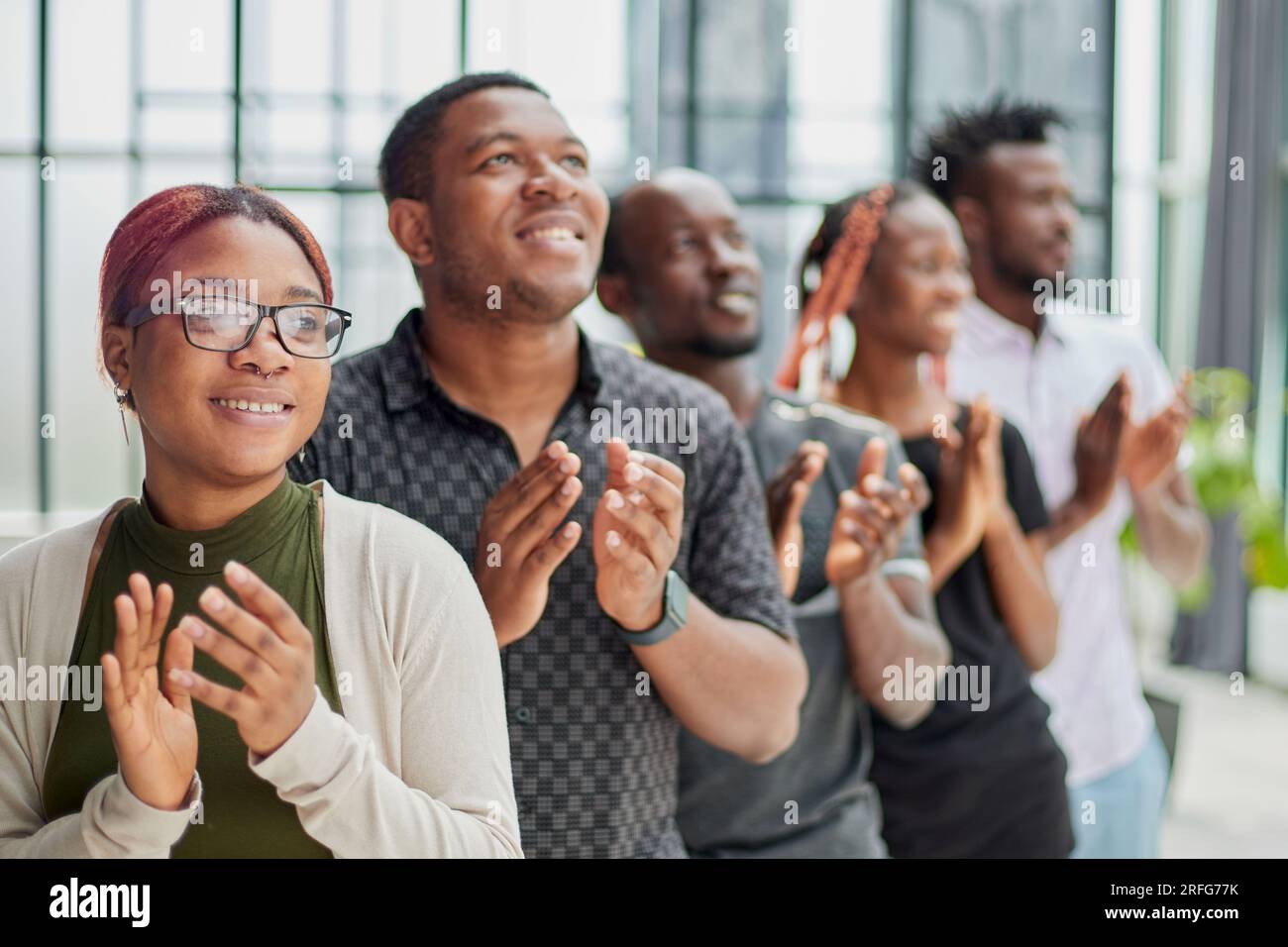 Audience standing ovation hi-res stock photography and images - Alamy