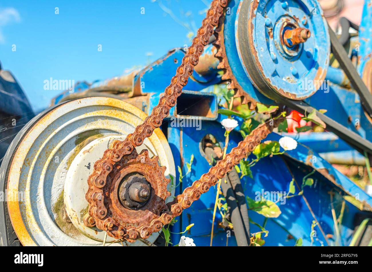 Rusty chain on gears of old mechanism, motor Stock Photo - Alamy