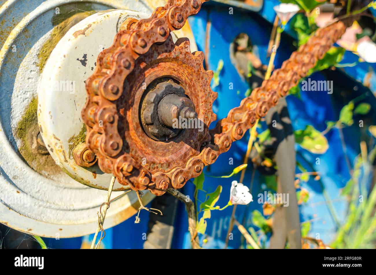 Rusty chain on gears of old mechanism, motor Stock Photo - Alamy