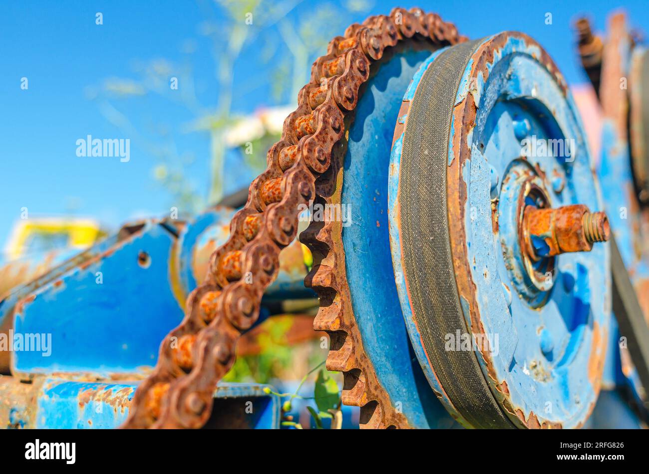 Rusty chain on gears of old mechanism, motor Stock Photo - Alamy
