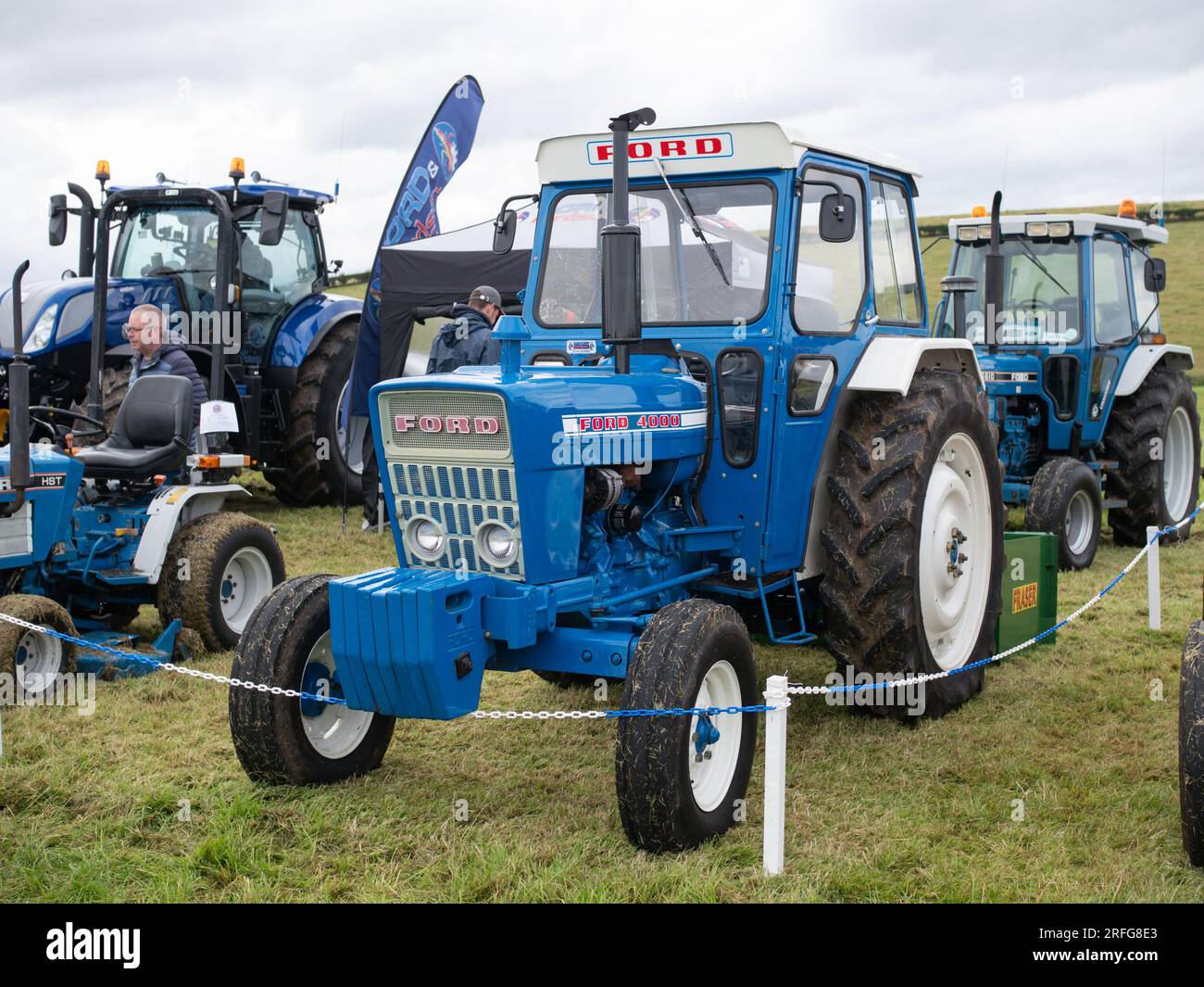 Vintage ford tractor hi-res stock photography and images - Alamy