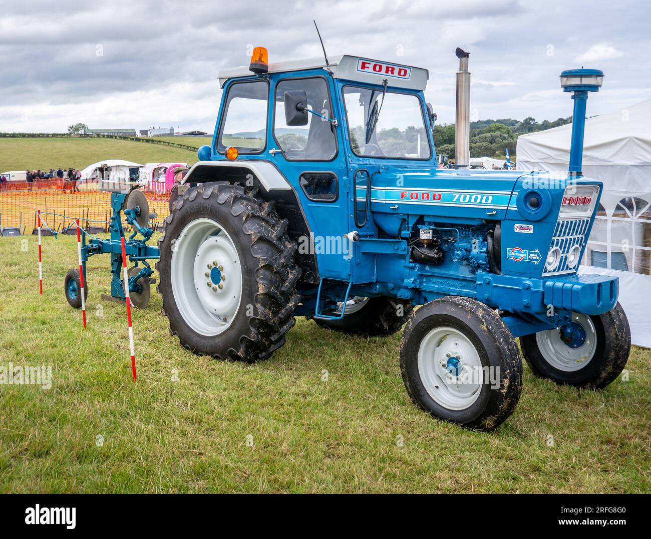 Vintage ford tractor hi-res stock photography and images - Alamy