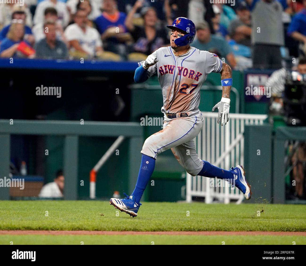 AUG 02, 2023: New York Mets third baseman Mark Vientos (27) races for ...