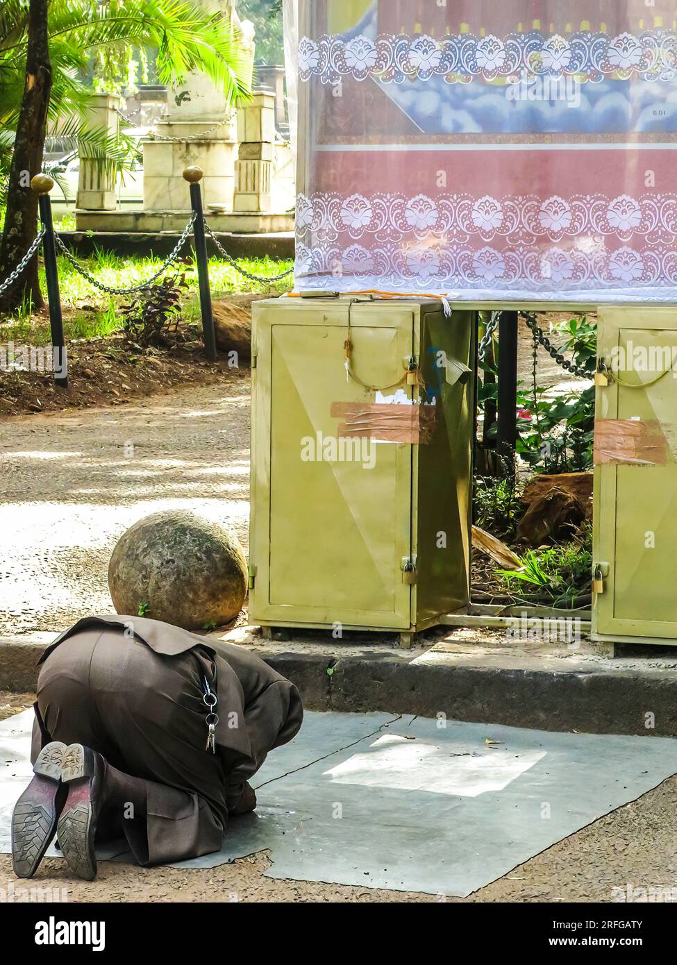 Kowtow hi-res stock photography and images - Alamy