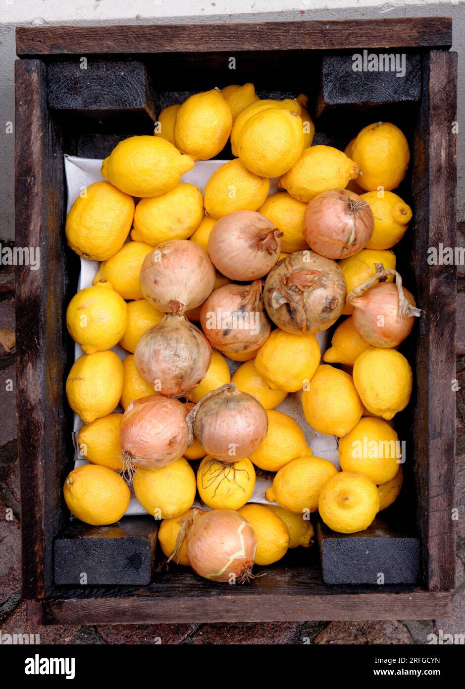 Display with onions and lemons in a flea market - Small grocery ...