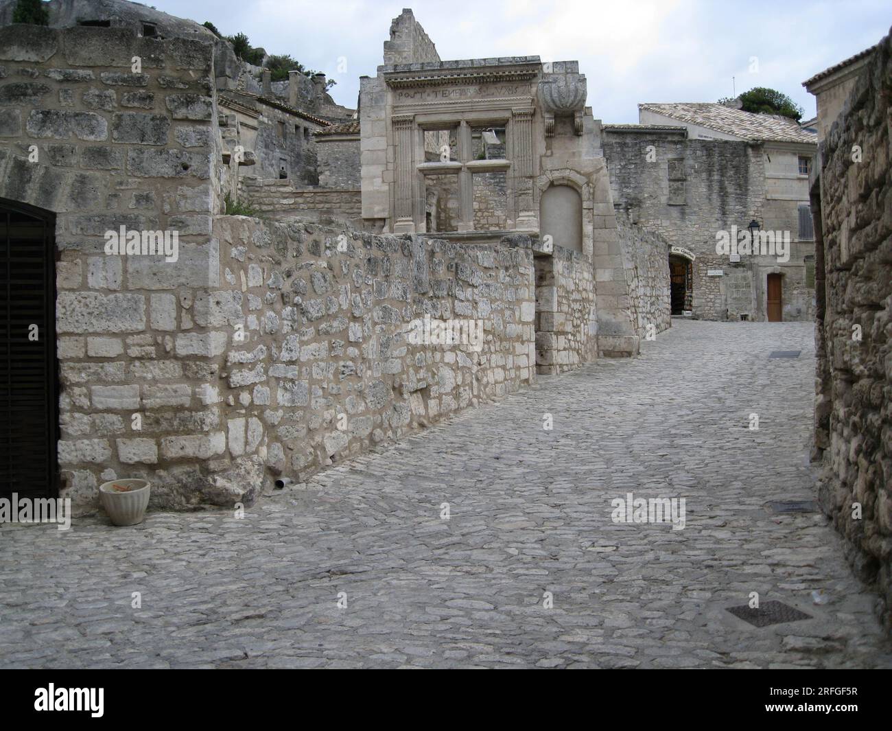 Decaying walls hi-res stock photography and images - Alamy