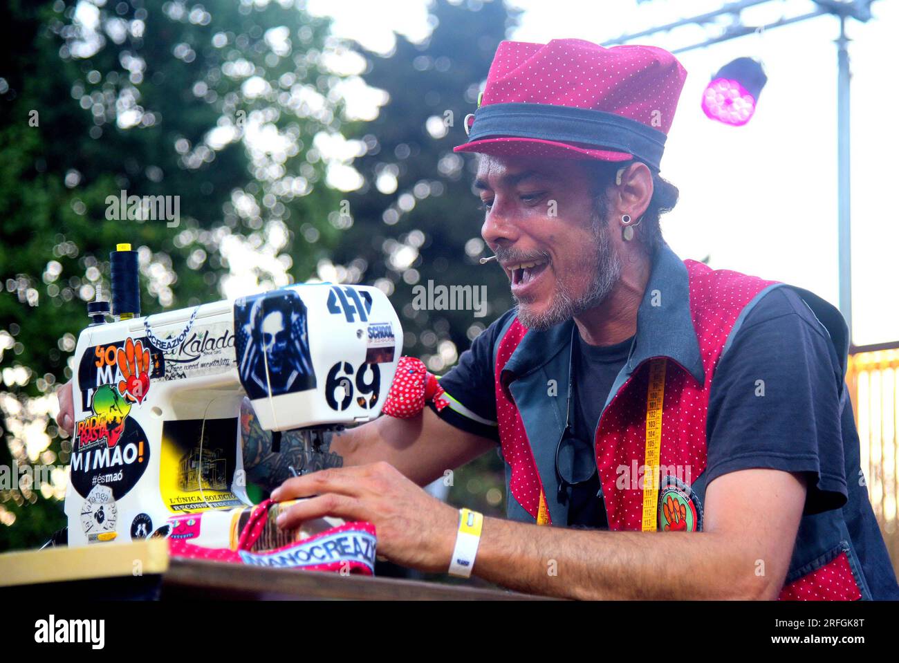 Coser a mano hi-res stock photography and images - Alamy