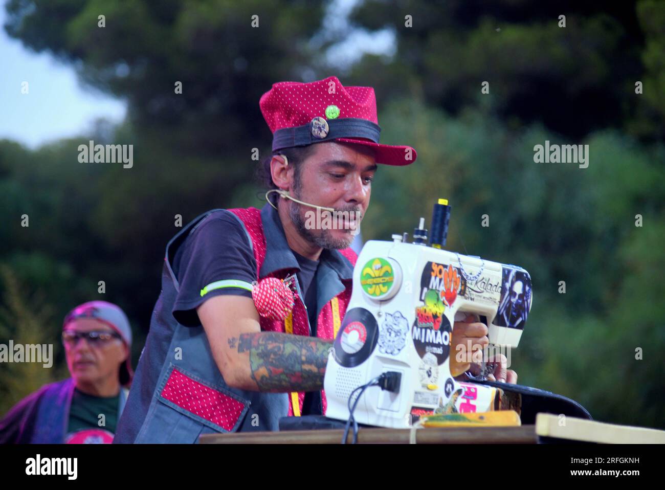 Coser a mano hi-res stock photography and images - Alamy