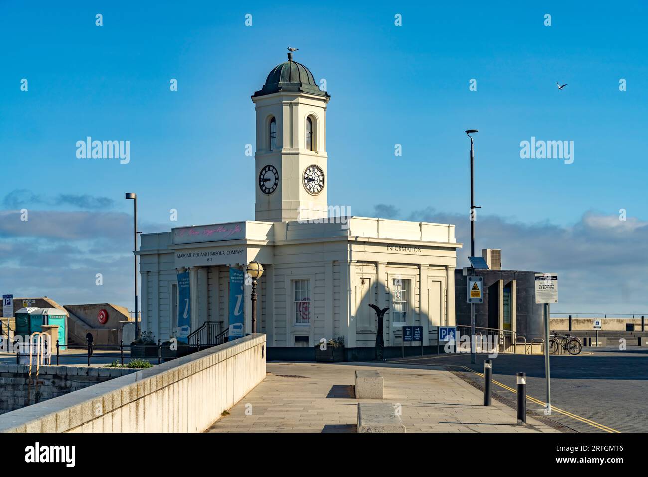 Margate Pier and harbour company mit der Touristeninformation, Kent ...