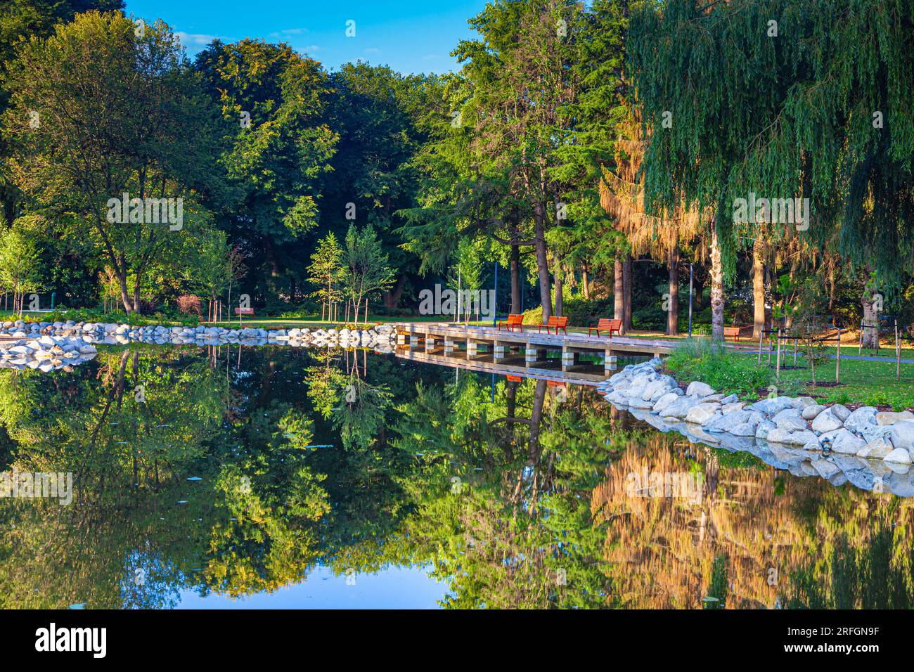 Richmond bridge and bench hi-res stock photography and images - Alamy
