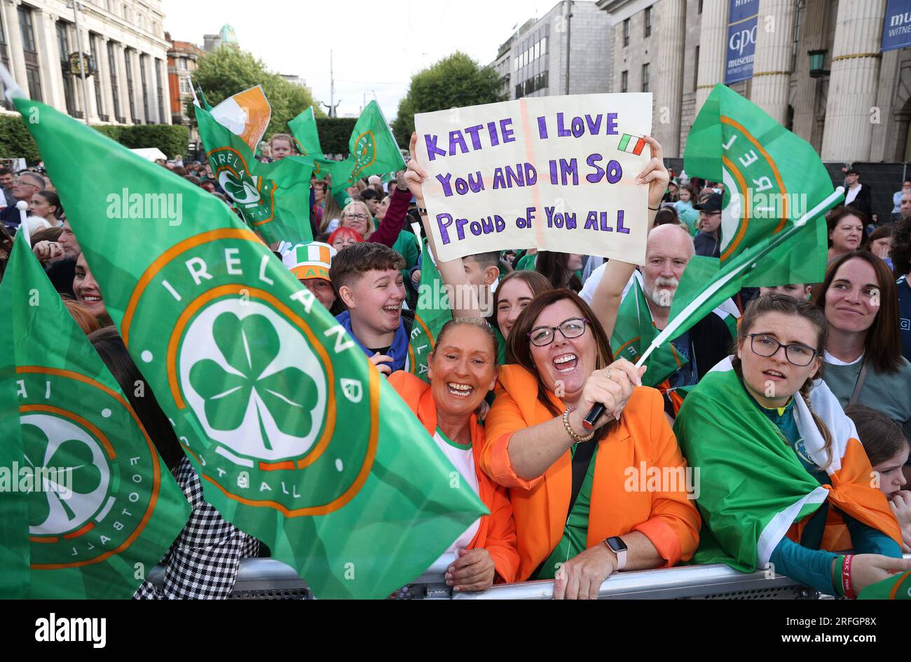 Republic of Ireland ans Lisa Gaskin (right) and Pat Kiernan from ...