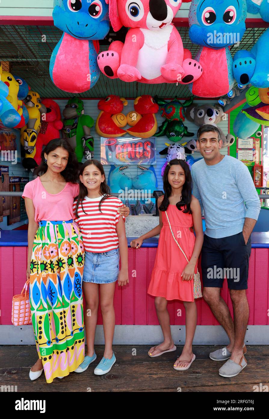 (Left-right) Akshata Murty, Krishna Sunak, Anoushka Sunak and Prime ...