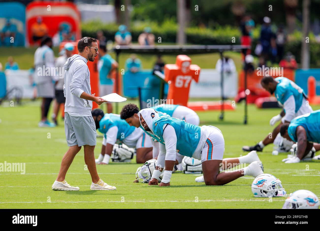 Miami Dolphins head coach Mike McDaniel talks with Dolphins linebacker ...
