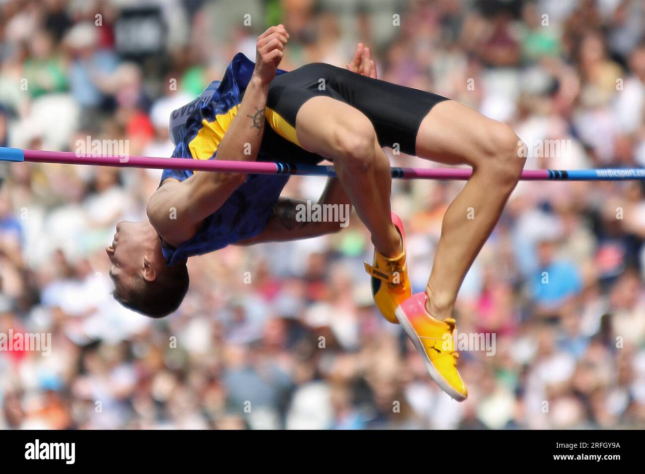 Winner mens high jump hi-res stock photography and images - Alamy