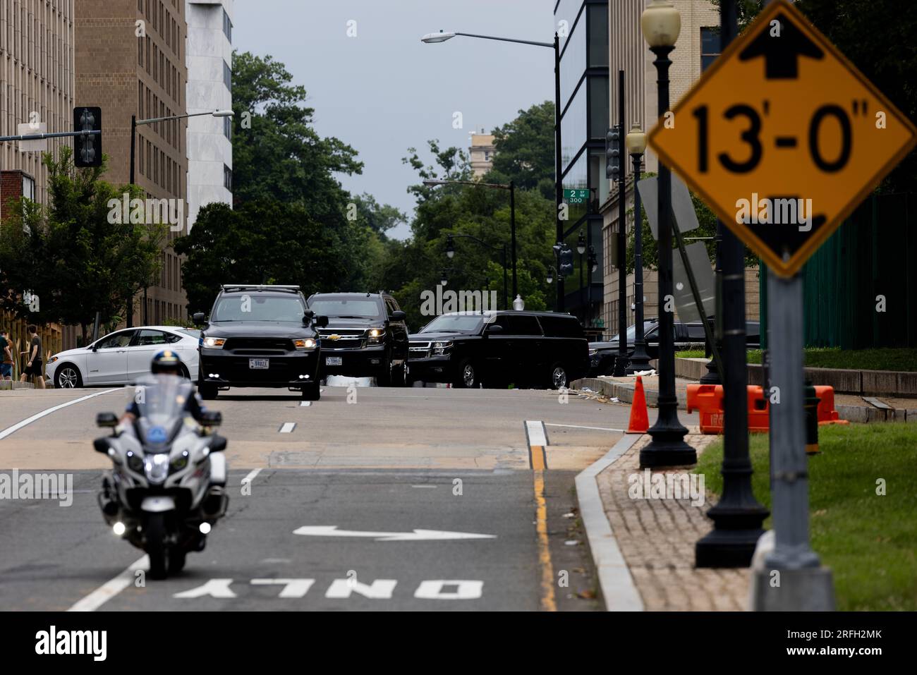 Washington, USA. 03rd Aug, 2023. A motorcade carrying former President ...