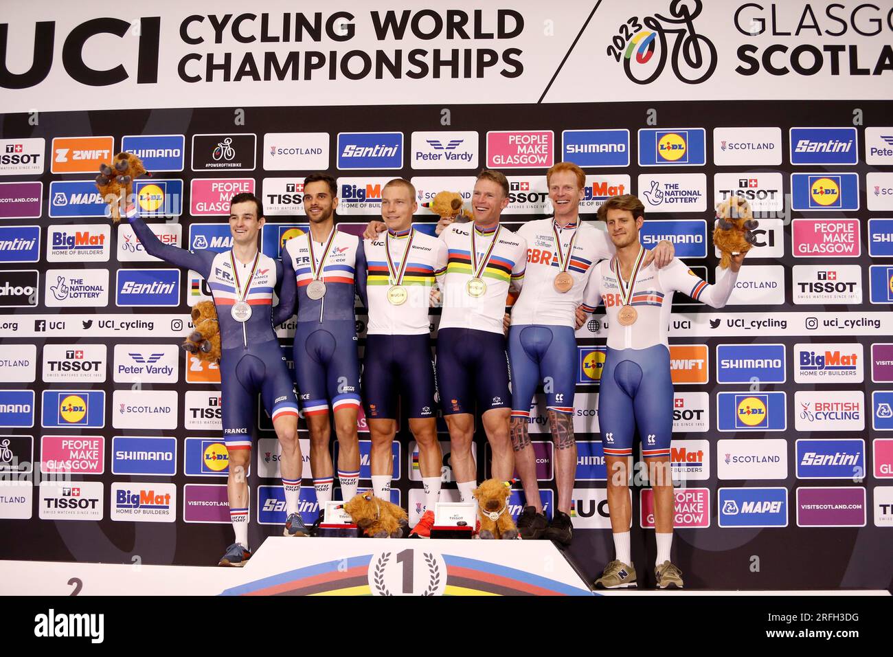 Nethrland's Tristan Bangma and Patrick Bos pose with their gold medals ...