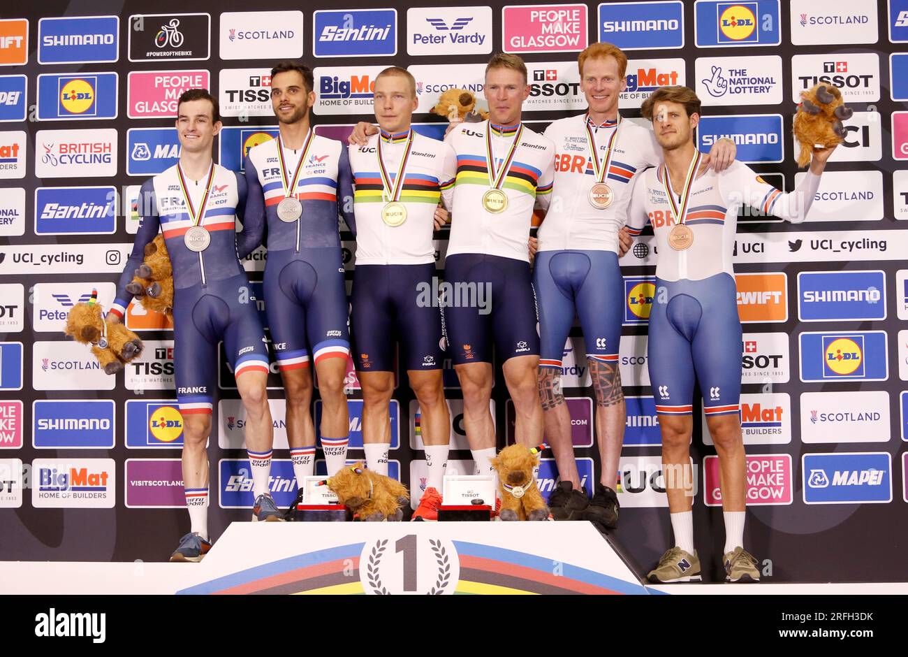 Nethrland's Tristan Bangma and Patrick Bos pose with their gold medals ...
