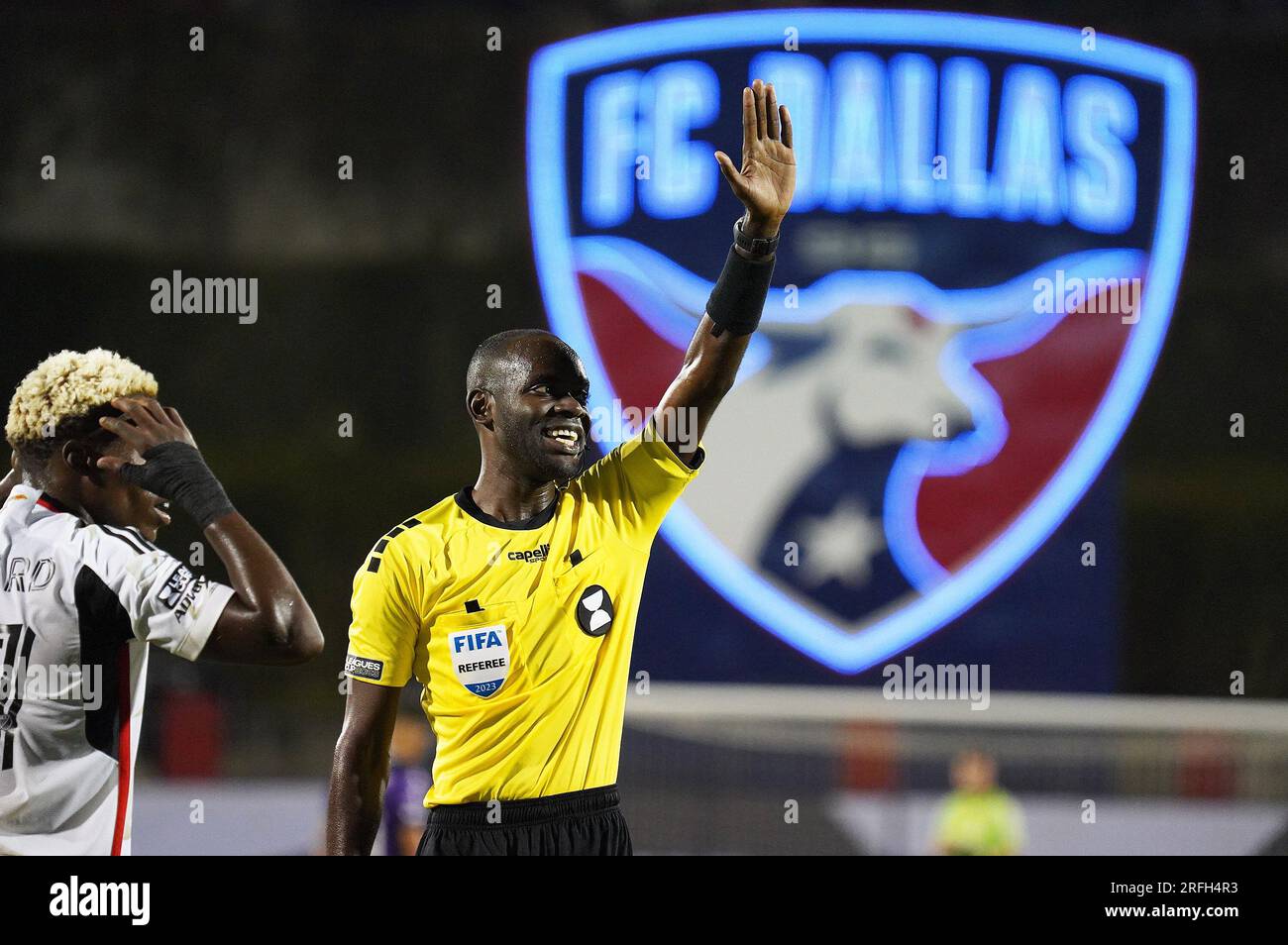 Soccer referee makes call hi-res stock photography and images - Alamy