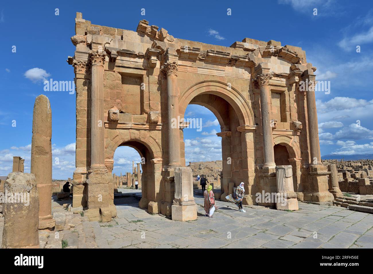 ROMAN TRIUMPHAL ARCH AND RUINS IN TIMGAD IN ALGERIA Stock Photo - Alamy
