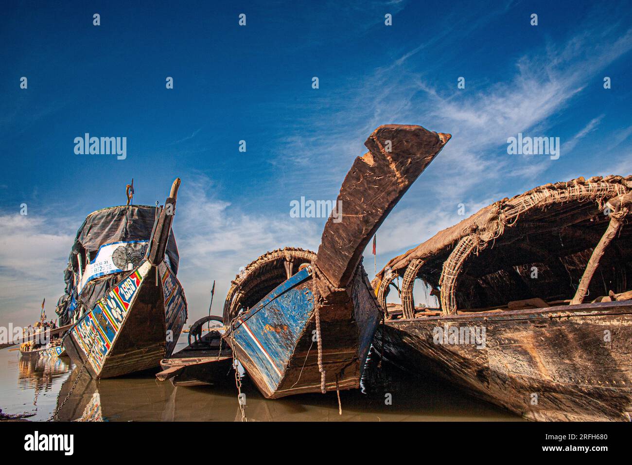 Colourful boats mali hi-res stock photography and images - Alamy