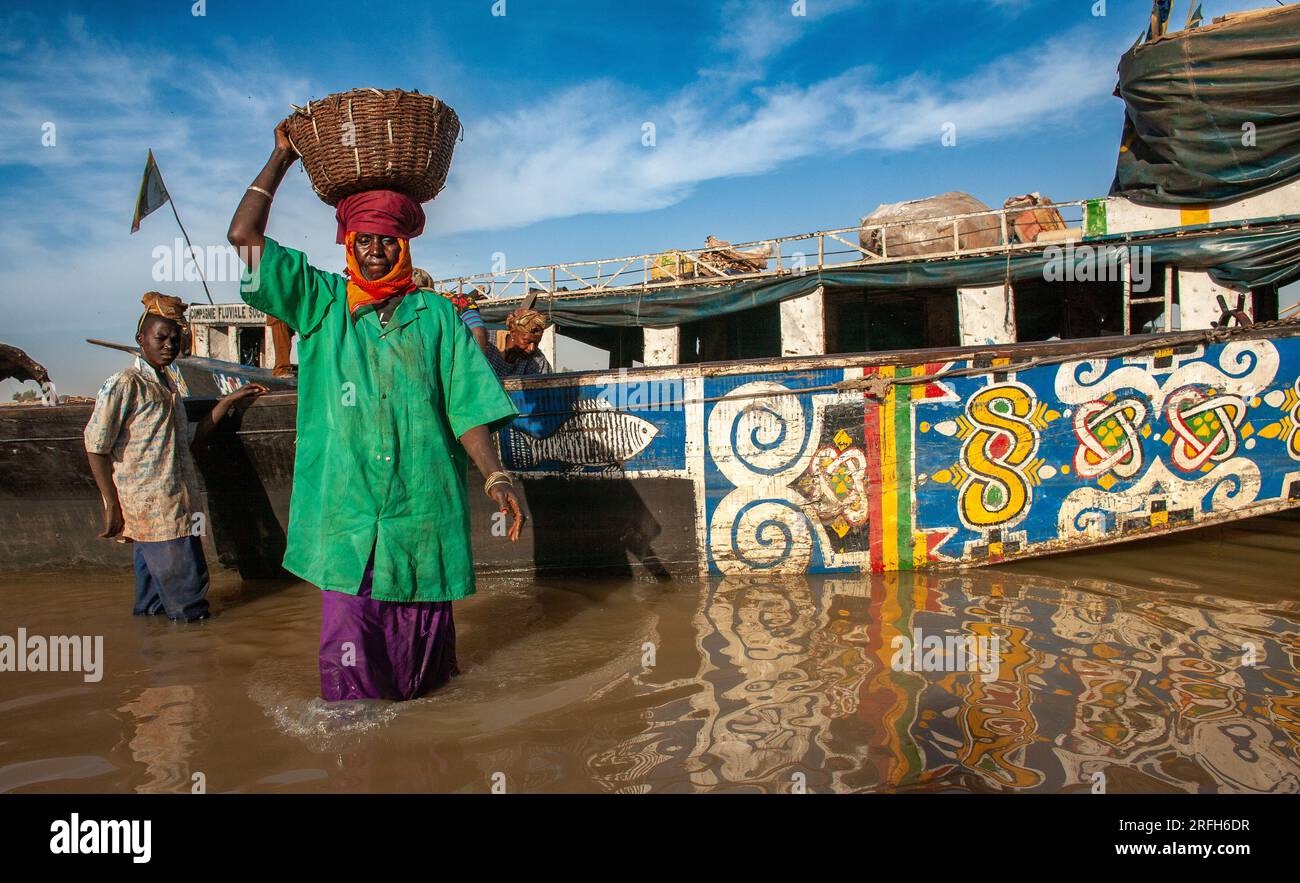 Fishermen and labourers unloading fish in the port of Mopti. Mali, West ...