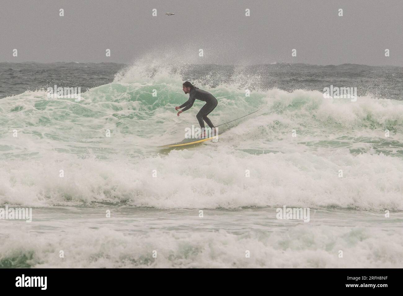 Surfing cornwall wave hi-res stock photography and images - Alamy