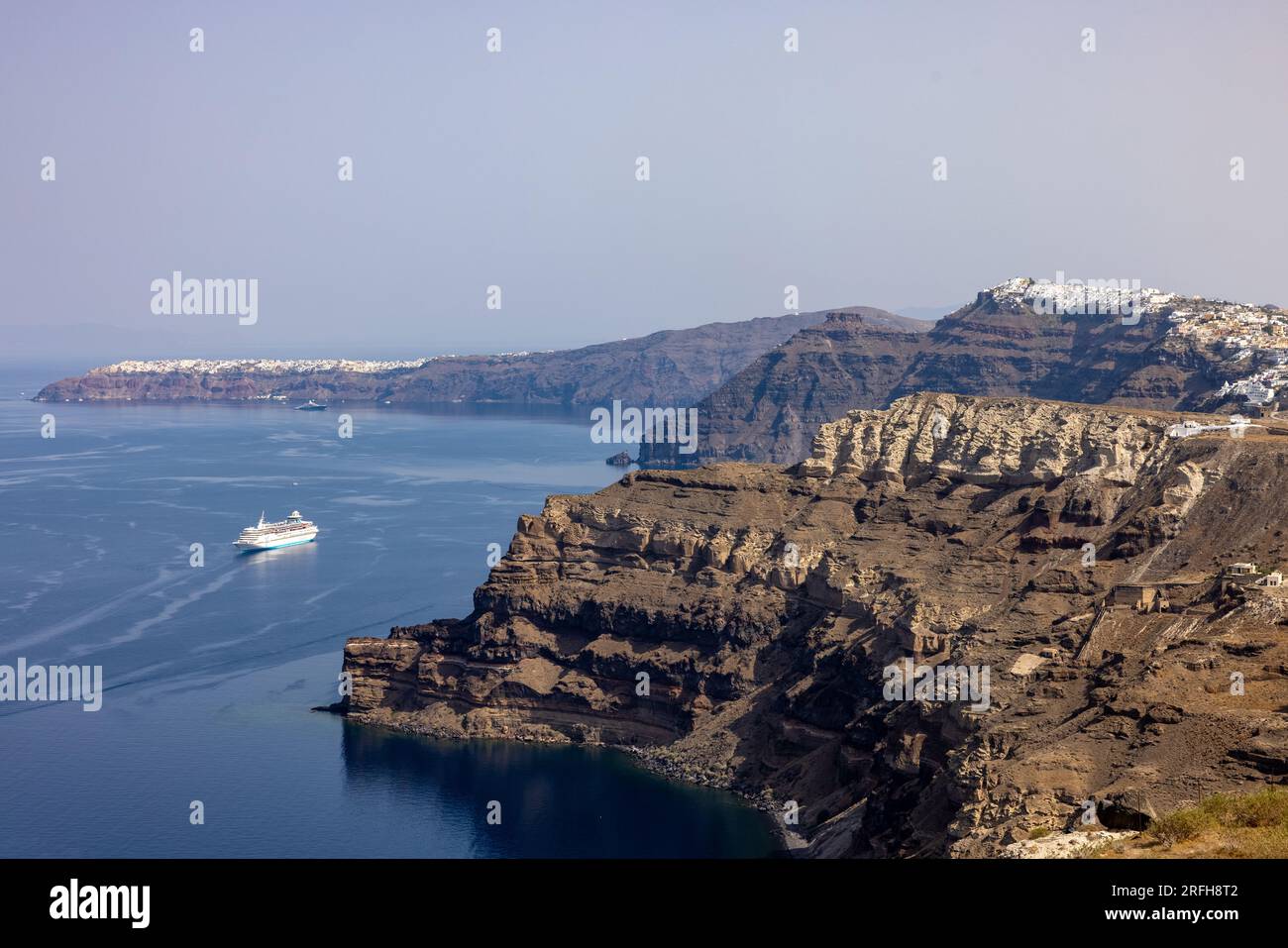 Magnificent view of the majestic volcanic cliffs of Santorini Island ...