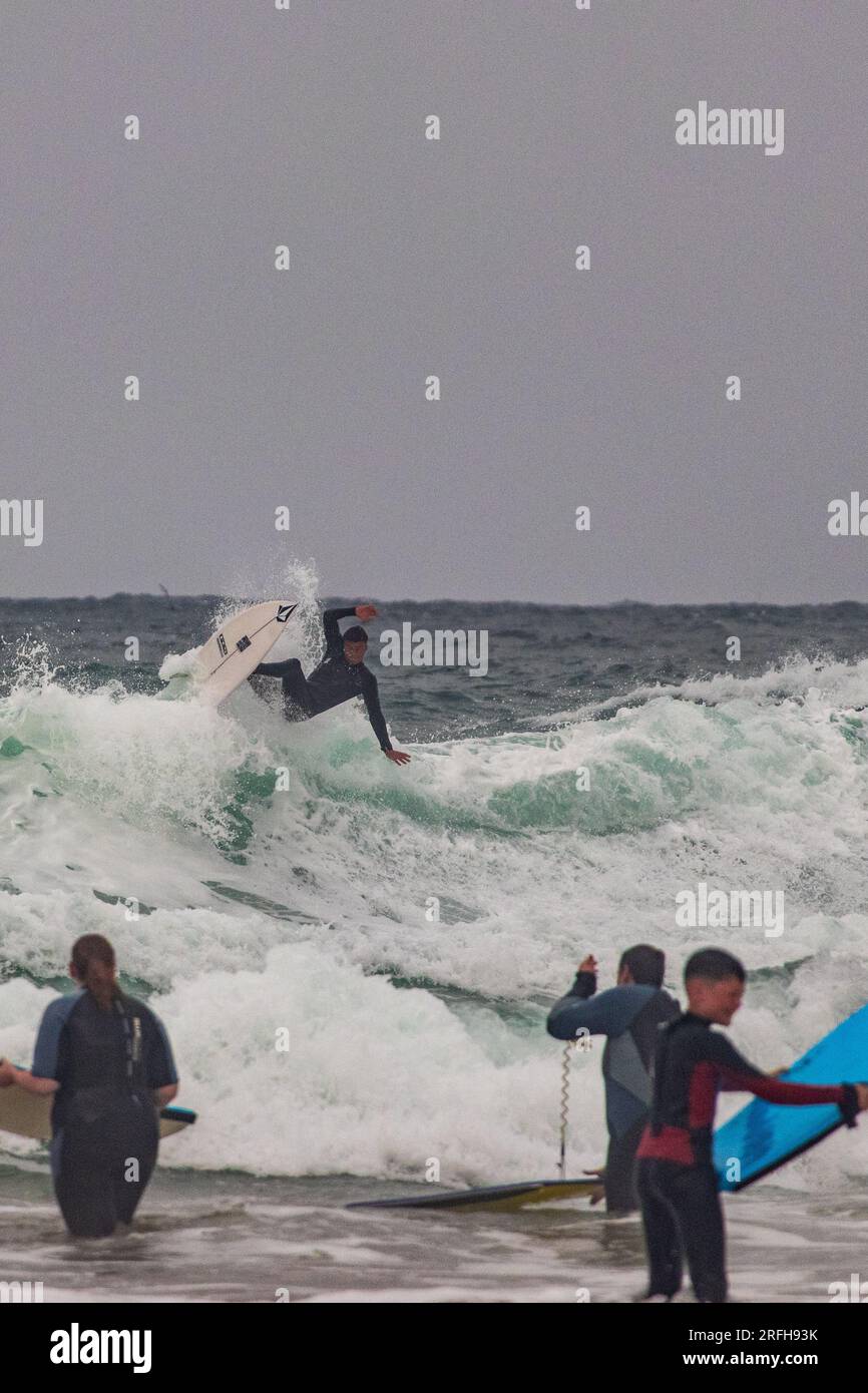 Wave watching cornwall hi-res stock photography and images - Alamy