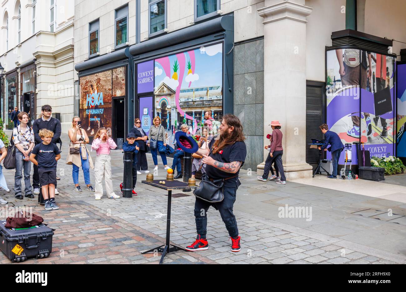 London busker performer magician hi-res stock photography and images ...