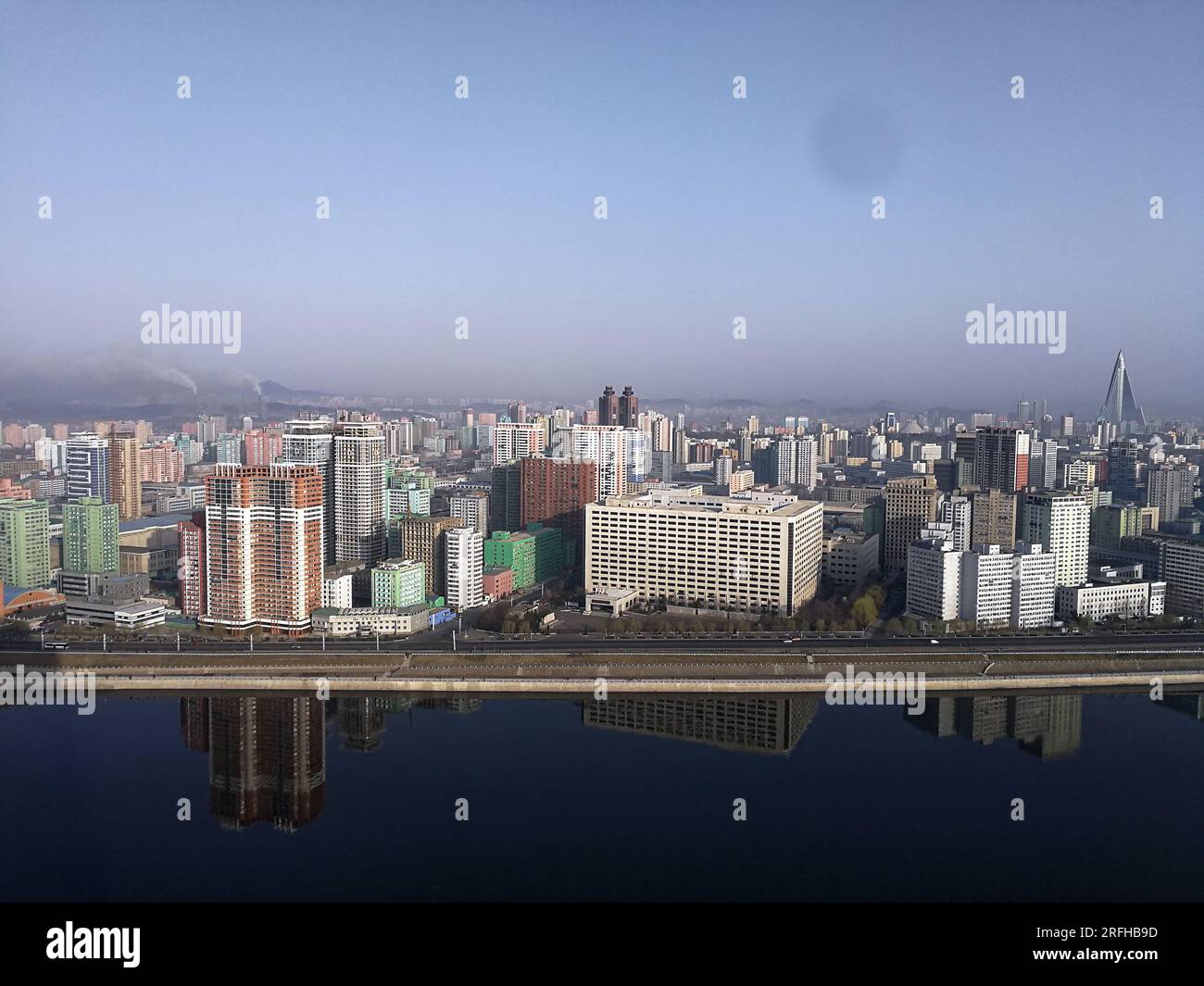 A panoramic view of the Taedong River and the Pyongyang skyline Stock ...