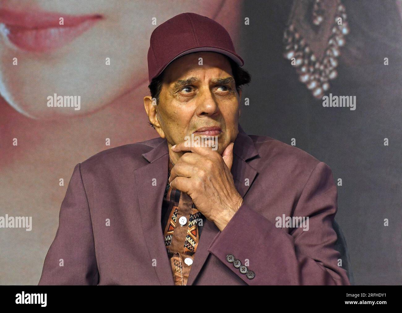 Mumbai, India. 03rd Aug, 2023. Bollywood actor Dharmendra is seen ...
