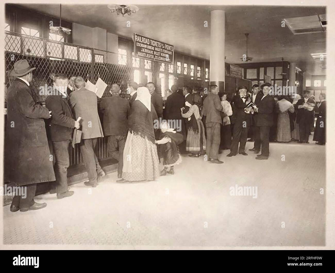 Ellis island immigrants 1920 hi-res stock photography and images - Alamy