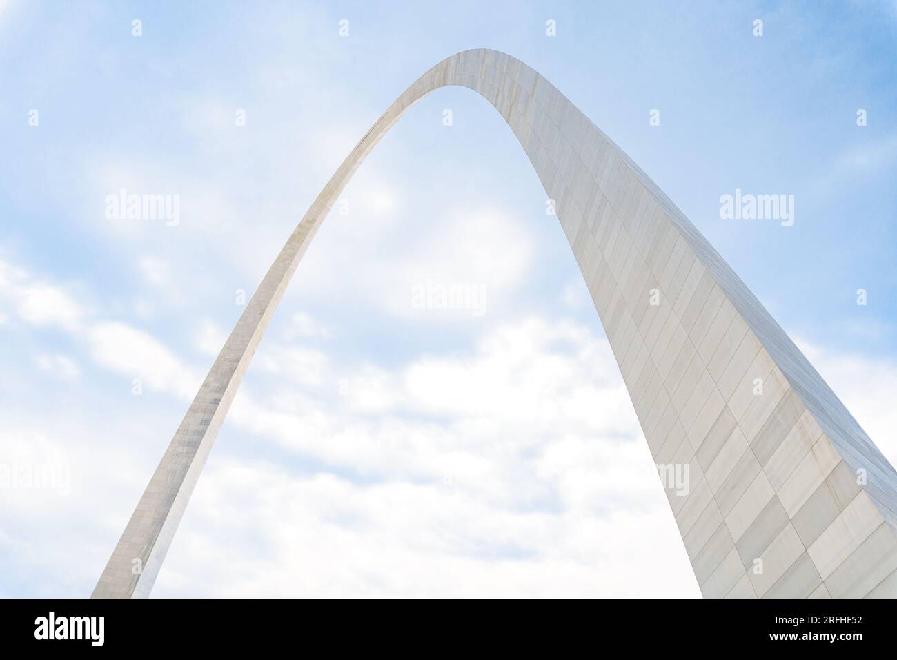 Gateway Arch Clear sky clean background, minimalist, Gateway Arch ...