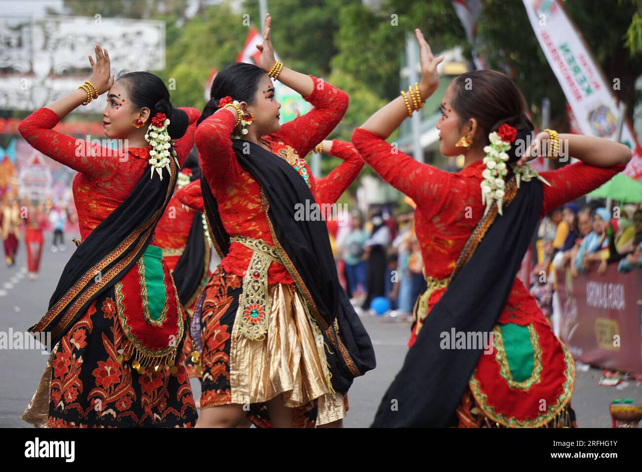 Gelang room dance from Madura at BEN Carnival. This dance depicts an ...
