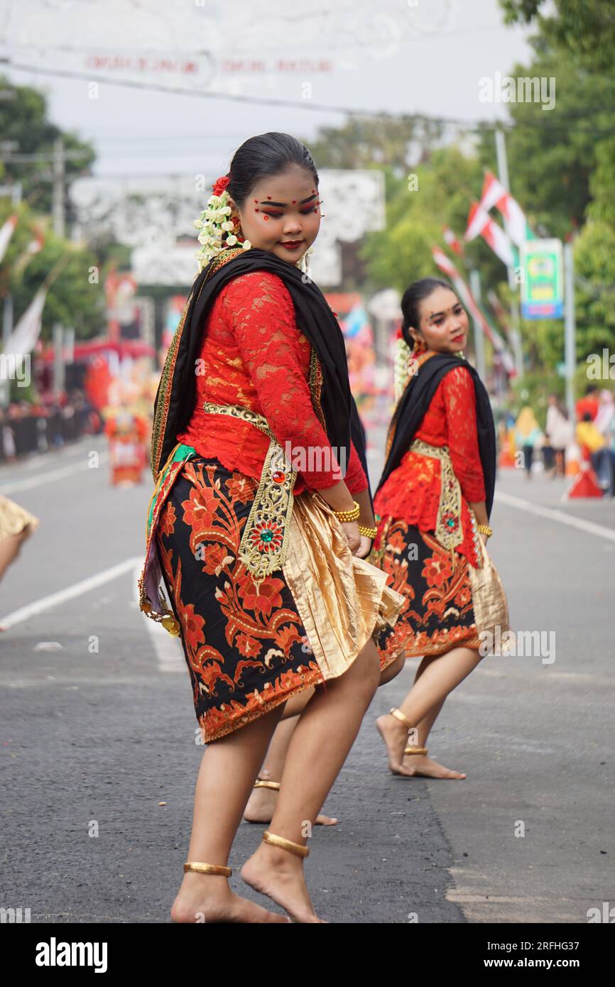 Gelang room dance from Madura at BEN Carnival. This dance depicts an ...