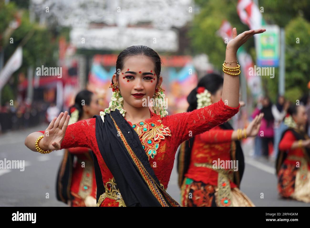 Gelang room dance from Madura at BEN Carnival. This dance depicts an ...