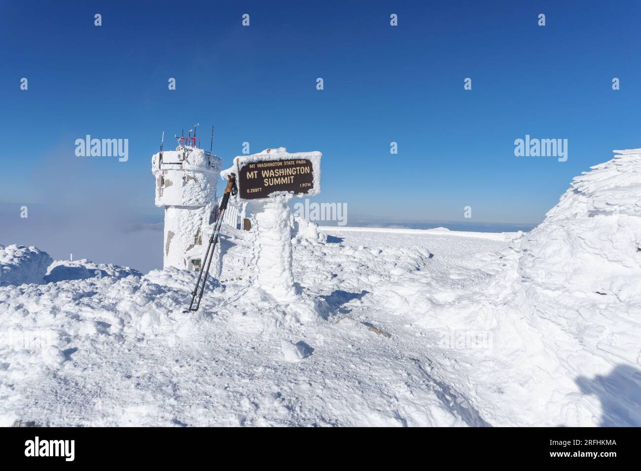 Mount washington weather station snow hi-res stock photography and ...