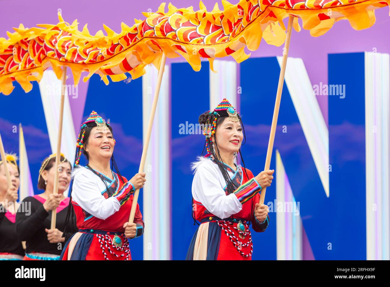 Chinese dancers women traditional hi-res stock photography and images ...