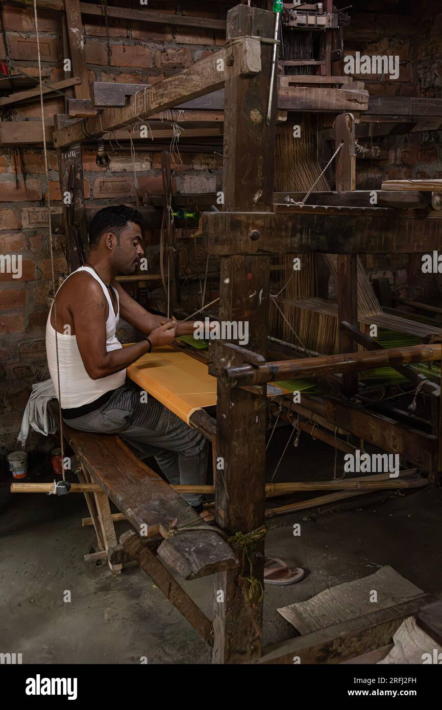 Indian man weaving silk hi-res stock photography and images - Alamy