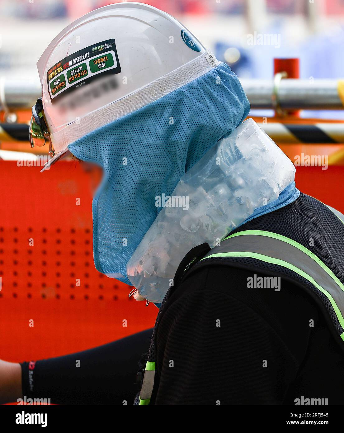 04th Aug, 2023. Heat wave A worker puts an ice bag around his neck at a ...