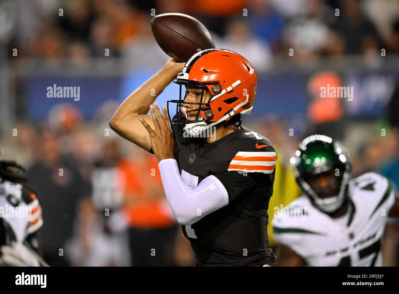 Cleveland Browns quarterback Kellen Mond throws a pass against the New ...