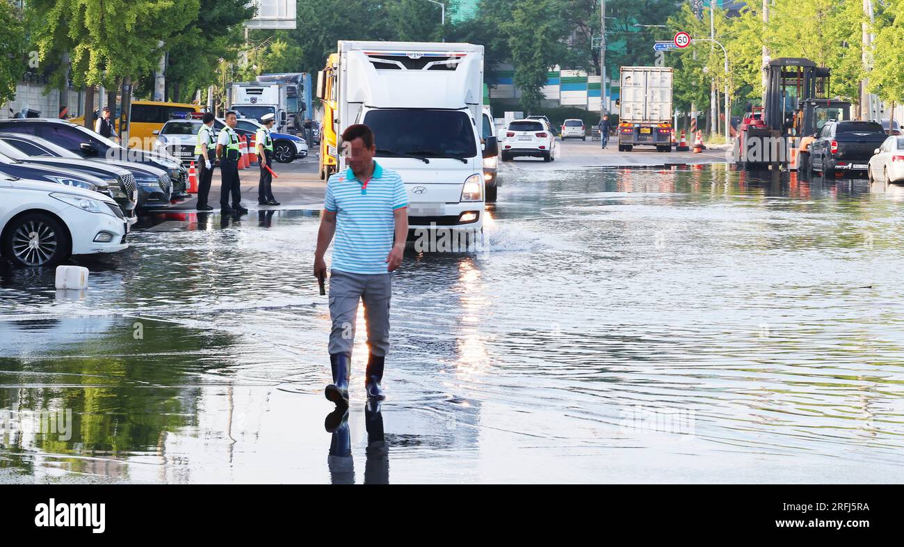 04th Aug, 2023. Peak tide A road adjacent to the water in Incheon, 27 ...
